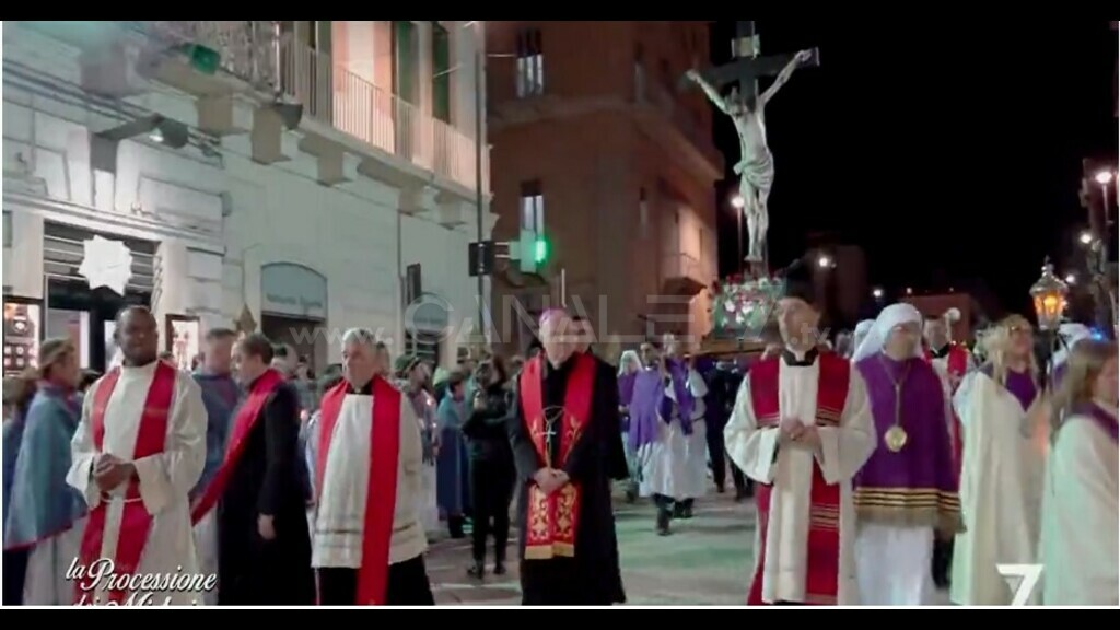 Canale 7 TV | La Via Crucis con la processione dei Misteri a Monopoli ...