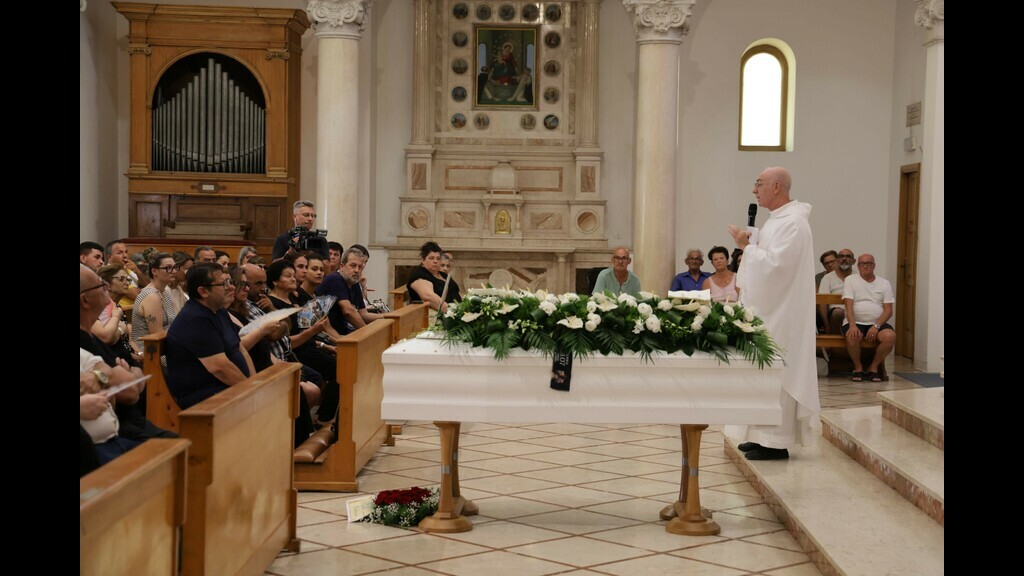 Canale 7 TV | Palloncini bianchi e la musica di Blanco per l'ultimo ...